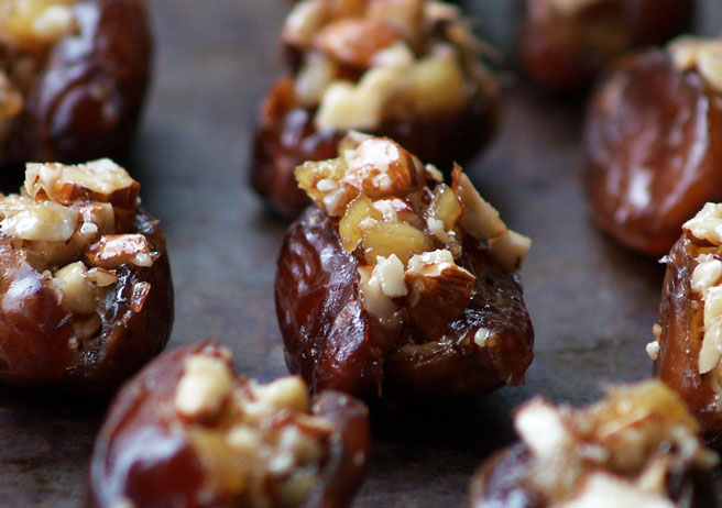 Aubergine, Sweet and Green: Datulje punjene đumbirom i bademima