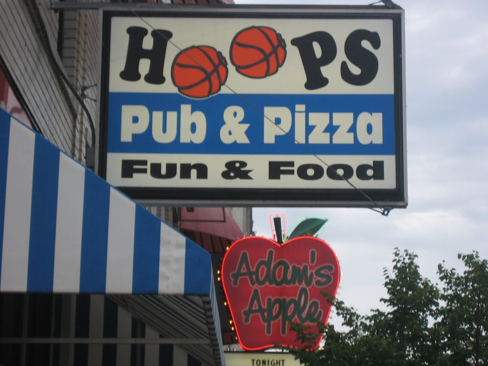 Peoria Bar Review: Hoops Pub and Pizza