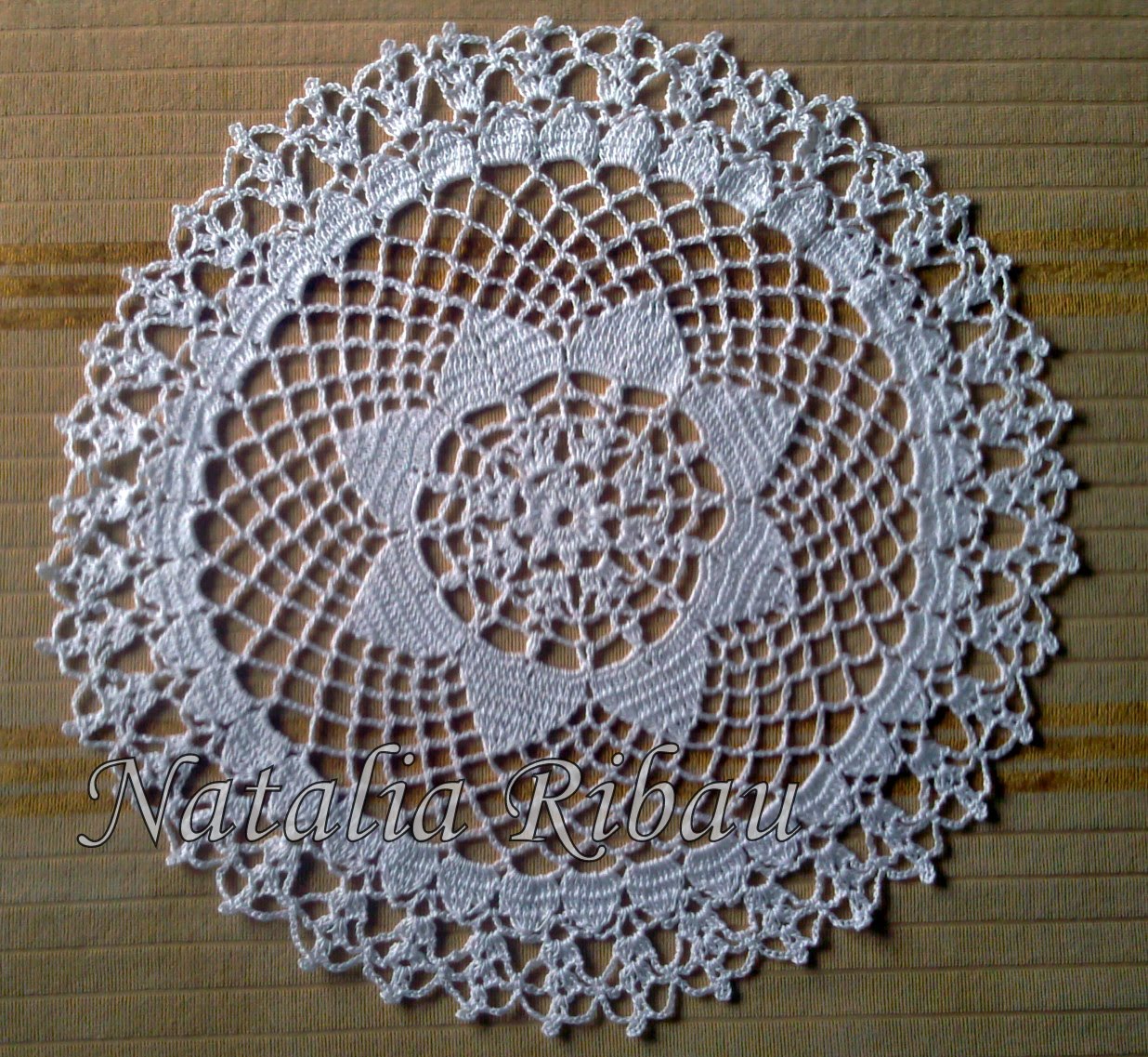 Lú Ribau Arte: Naperon redondo em crochet
