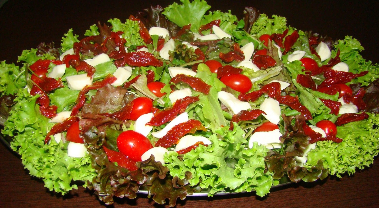 Cantinho Gastronômico: Salada de Folhas Com Tomate Seco e Mussarela de ...