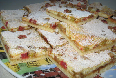 Jänku toimetab... siin ja seal: Rabarberi-hapukoore plaadikook