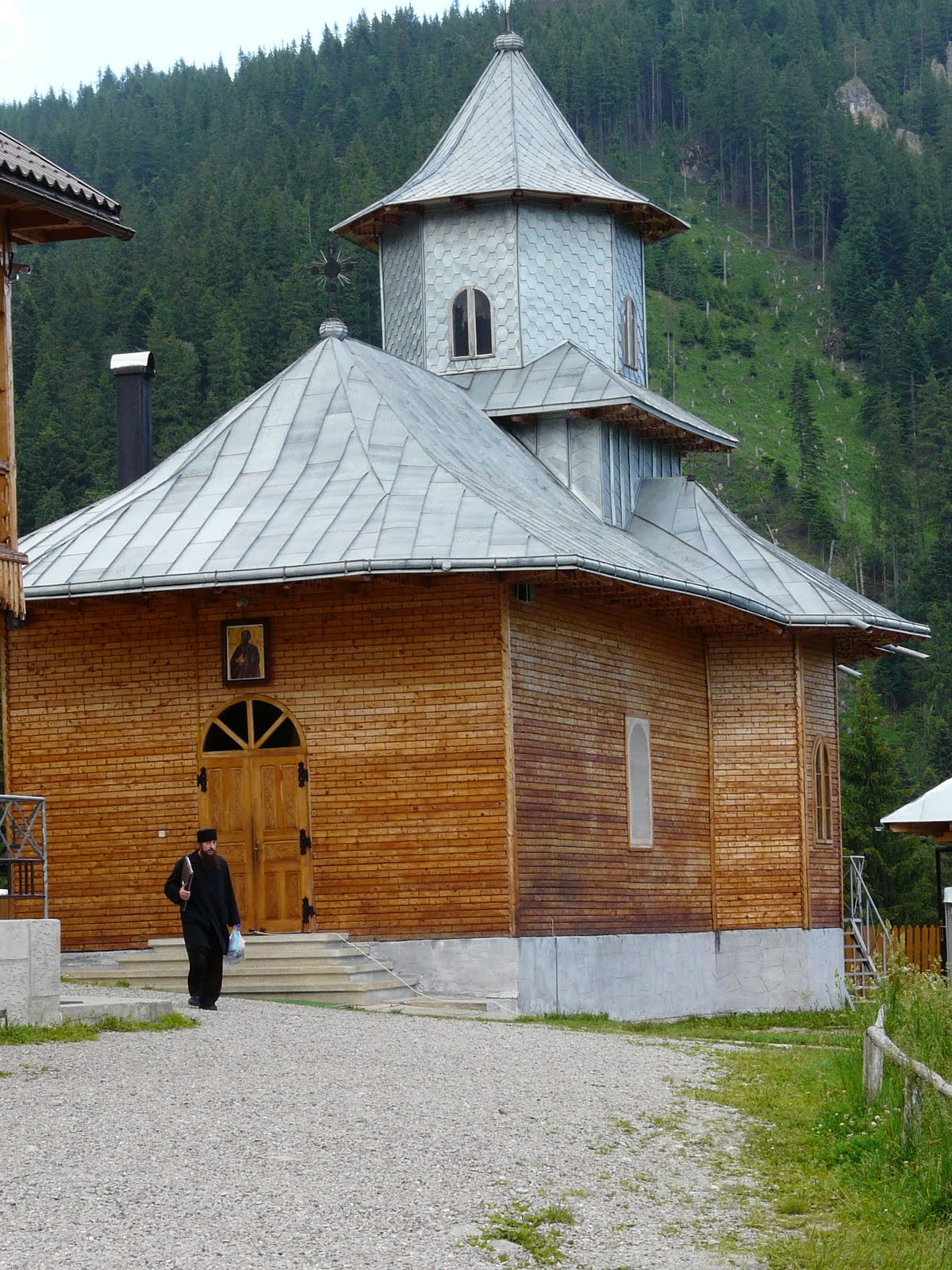 plecat de acasă: Mânăstirea Rarău din Poiana Tăieturii