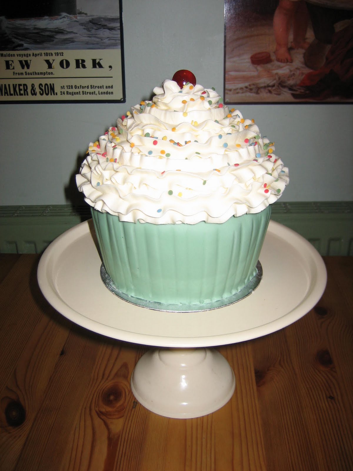 Kupkakeinator: Giant Cupcake Birthday Cake