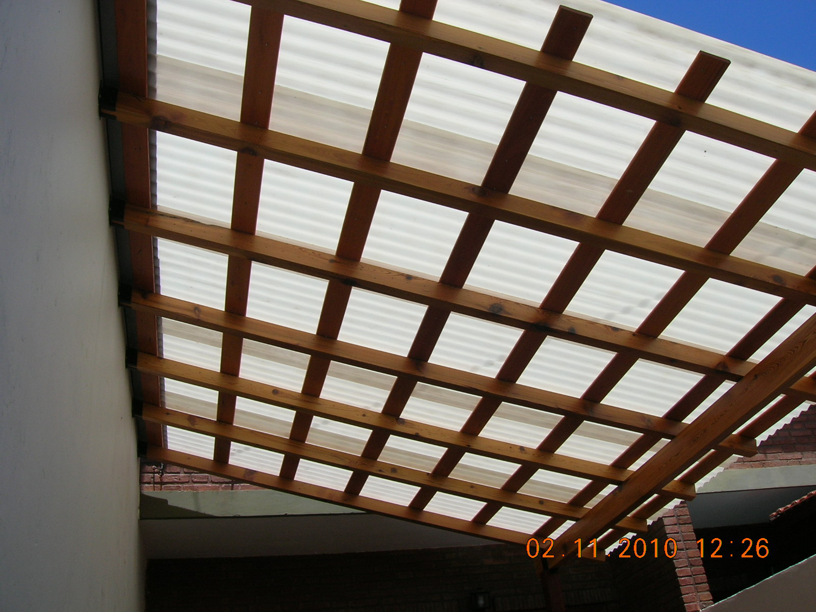 PERGOLAS&DECKS: Cochera techo traslúcido