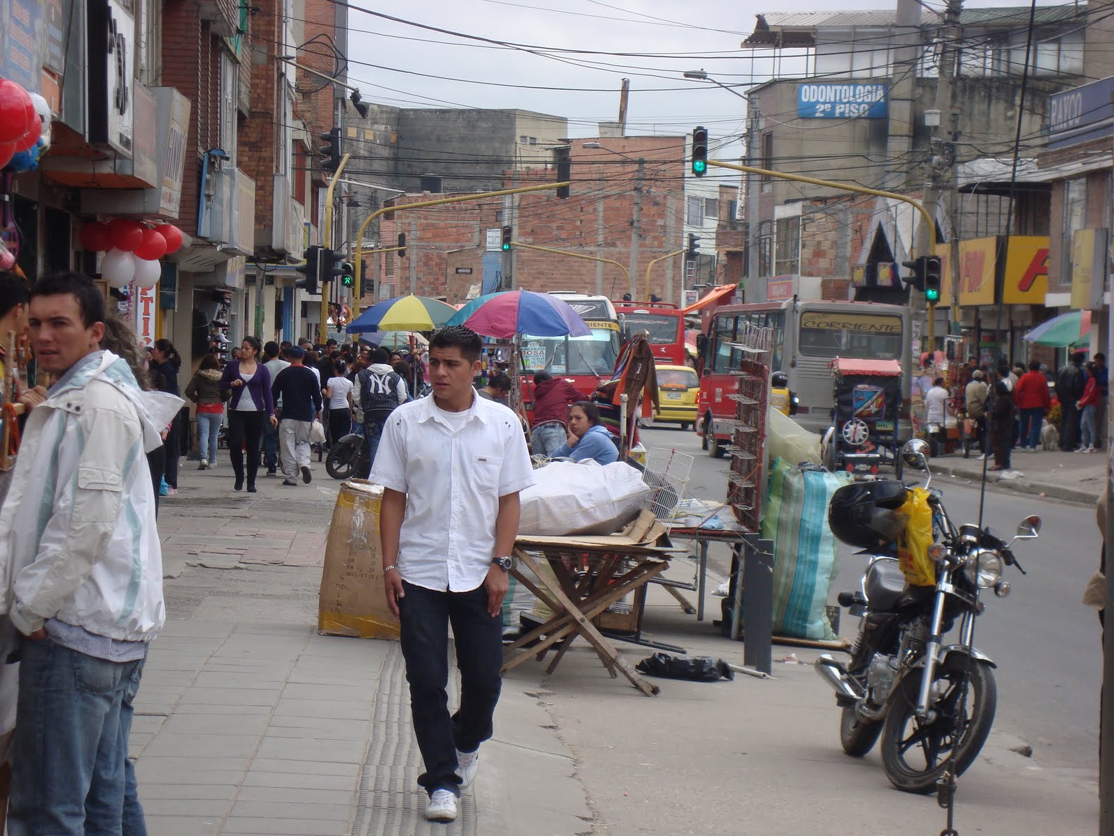 Vendedores ambulantes: Fotografías de Ventas sobre los andenes de Bosa ...