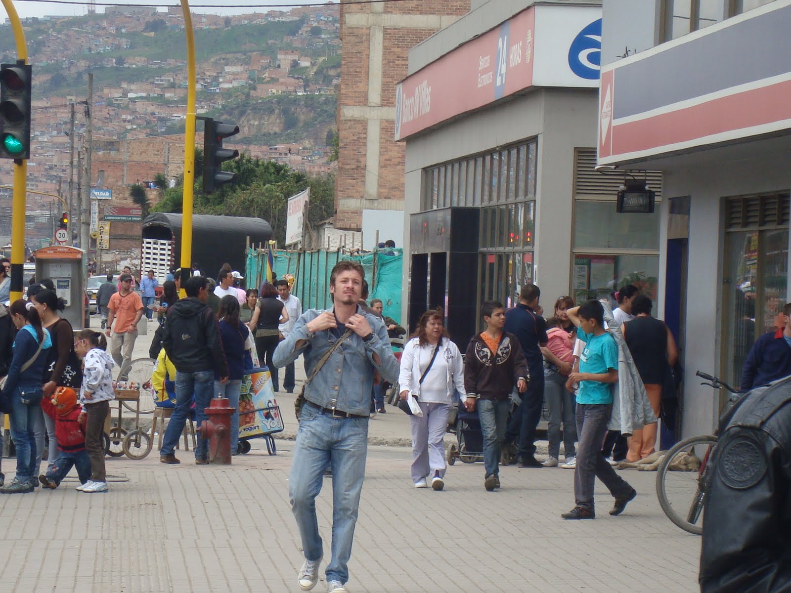 Vendedores ambulantes: Fotografías de Ventas sobre los andenes de Bosa ...