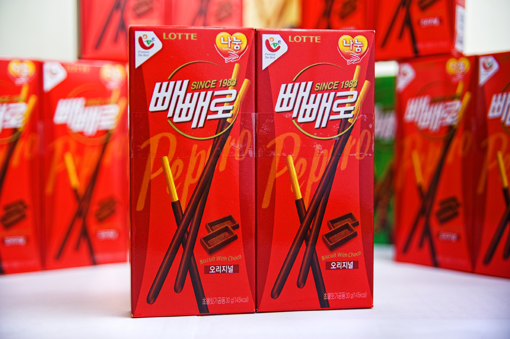 Claudia and Oliver's Korean Adventure: 빼빼로 (Pepero)