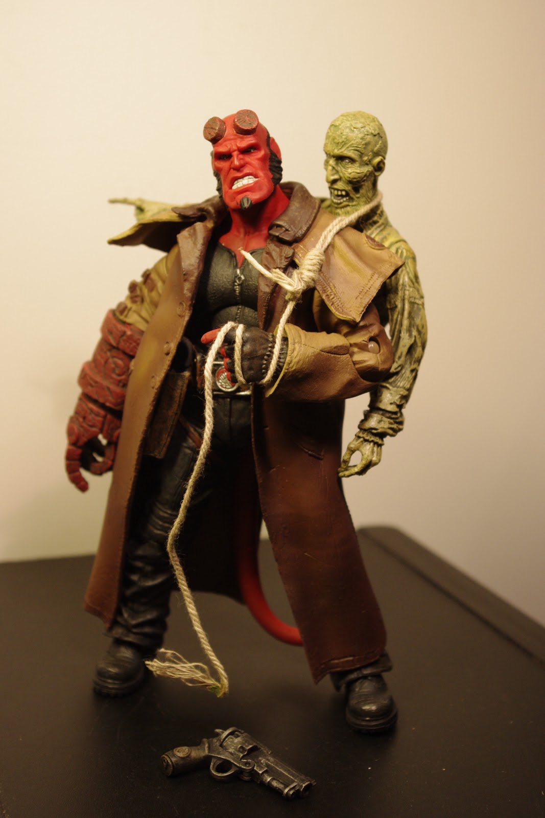 Na Boca Do Lobo: Hellboy with Corpse, action figure da Mezco