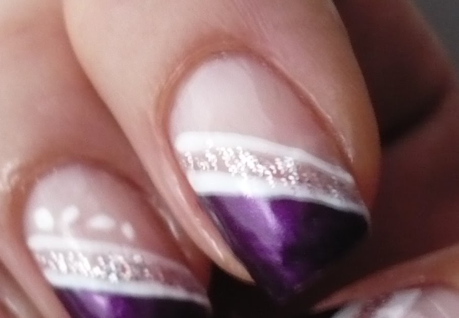 French diagonale Viola e linee bianche e glitter by Ale | Trendy Nail