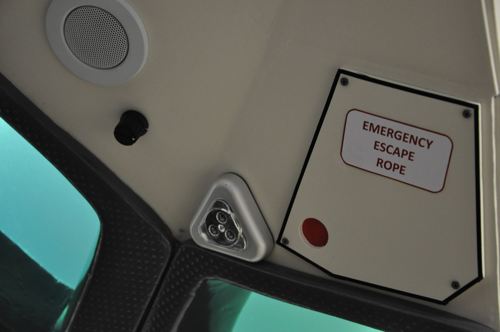 B737-800NG Homecockpit / 1:1 Scale > P3D v3.3: ERMERGENCY ESCAPE ROPE