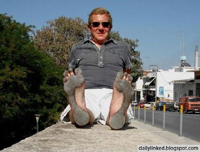 Traveling around the City in Barefoot (22 pics)