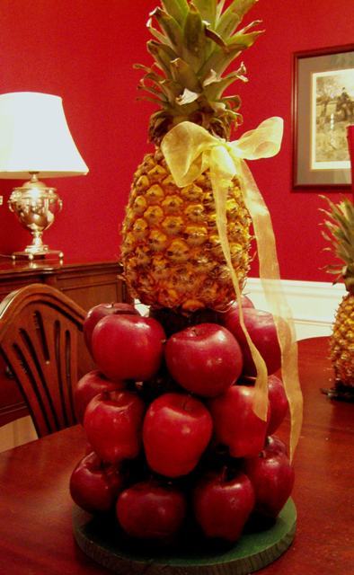 wedding: A Williamsburg Apple Tree Centerpiece for Your Christmas Table ...