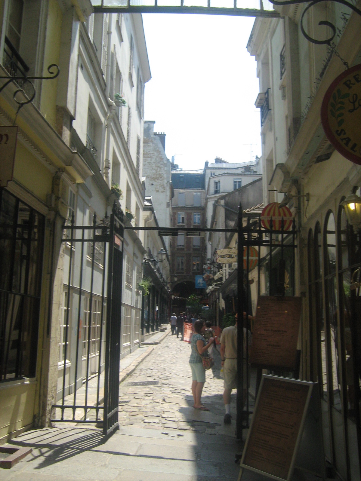 Sundays in Paris: Not Your Ordinary Back Alley