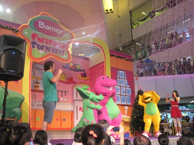 myapple3: Barney's show at United Square
