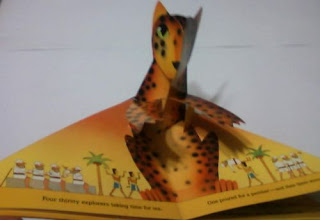 Libros Pop-Up Books Cards: Curioso Libro Pop-Up con forma triangular