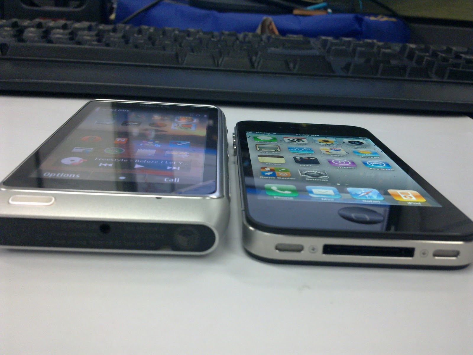 Nokia N8 and Apple iPhone 4 picture comparison, look and feel of the ...