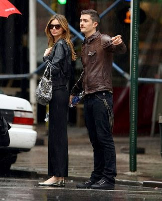 Shocking Leg over Leg Style: Celebrities Caught In The Rain - WonderFun