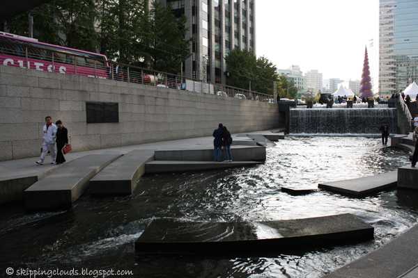 Skipping Clouds: Visiting Cheonggyecheon Stream in Seoul 청계천 (淸溪川)