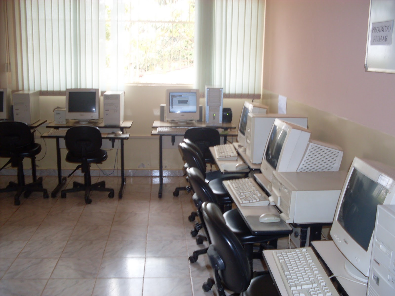 E.M."Irmã Mª de Lourdes": Laboratório de Informática