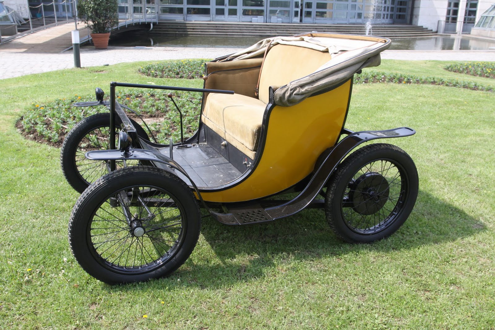 Exigence démocratique: À Molsheim (Alsace), Bugatti nous prépare une ...