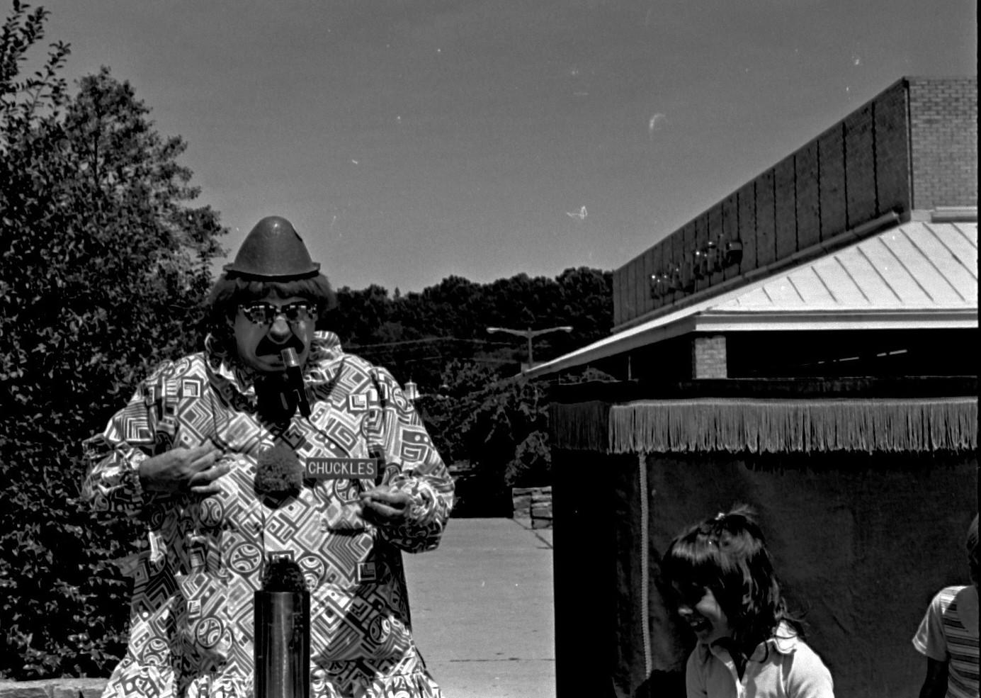 Bowie Living: Chuckles the Clown at the Belair Shopping Center, August ...