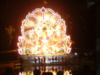 Wikum Opatha: Poson thorana