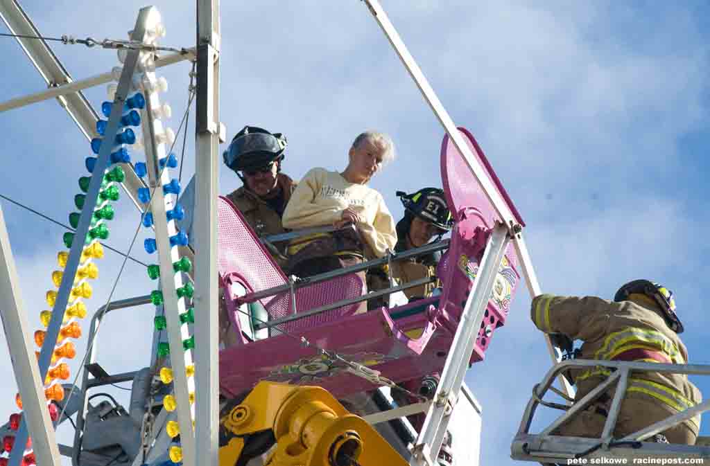 Racine Post: Everyone rescued from stuck Ferris Wheel