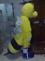 RAJA BONEKA: Badut maskot lebah madu pajak