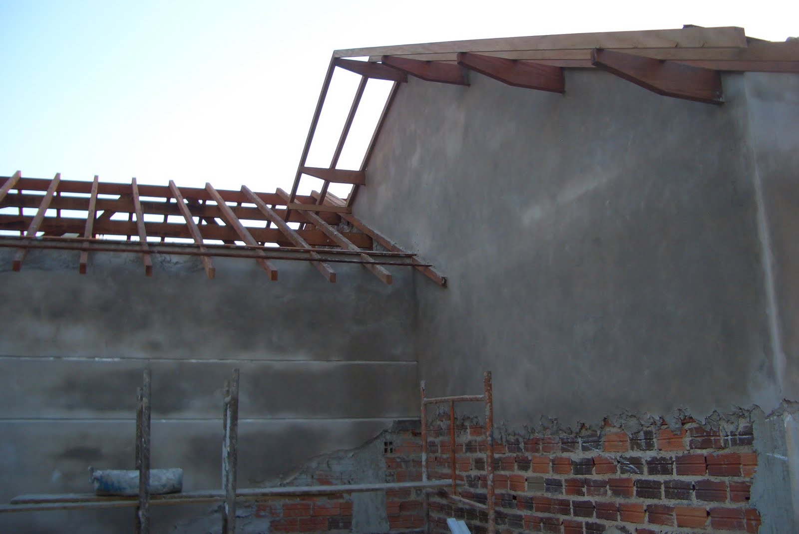 Casa em Construção: Início do reboco