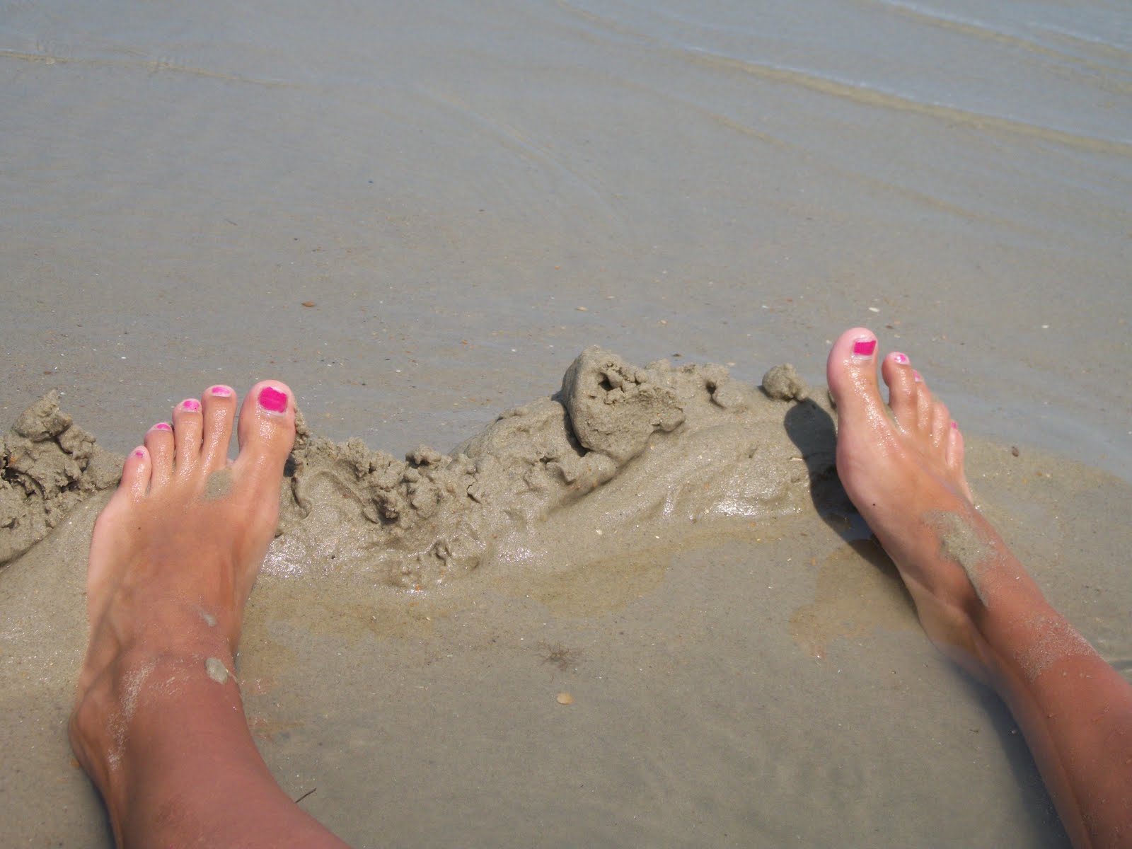 jessee's spot: Wordless Wednesday - Beach toes