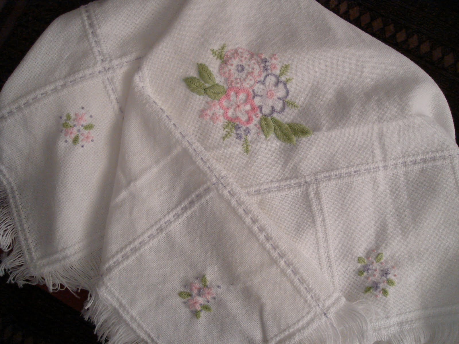 PanoPintado by Lucia Schwery: Manta bordada