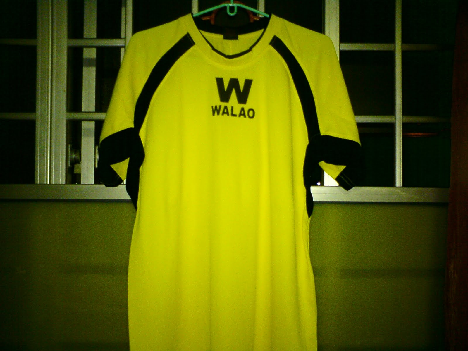 Life's a comedy. 人生如戏.