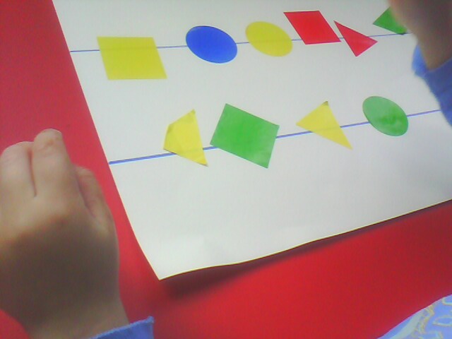 Ma maîtresse c'est Ummî!: Coller des gommettes sur une ligne horizontale