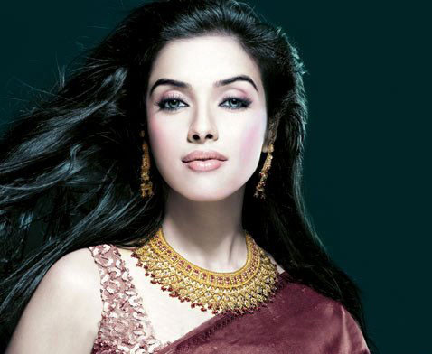 ASIN BOLD POSES IN PUBLIC : "SHOCKING" | CINEFUNDAAZ