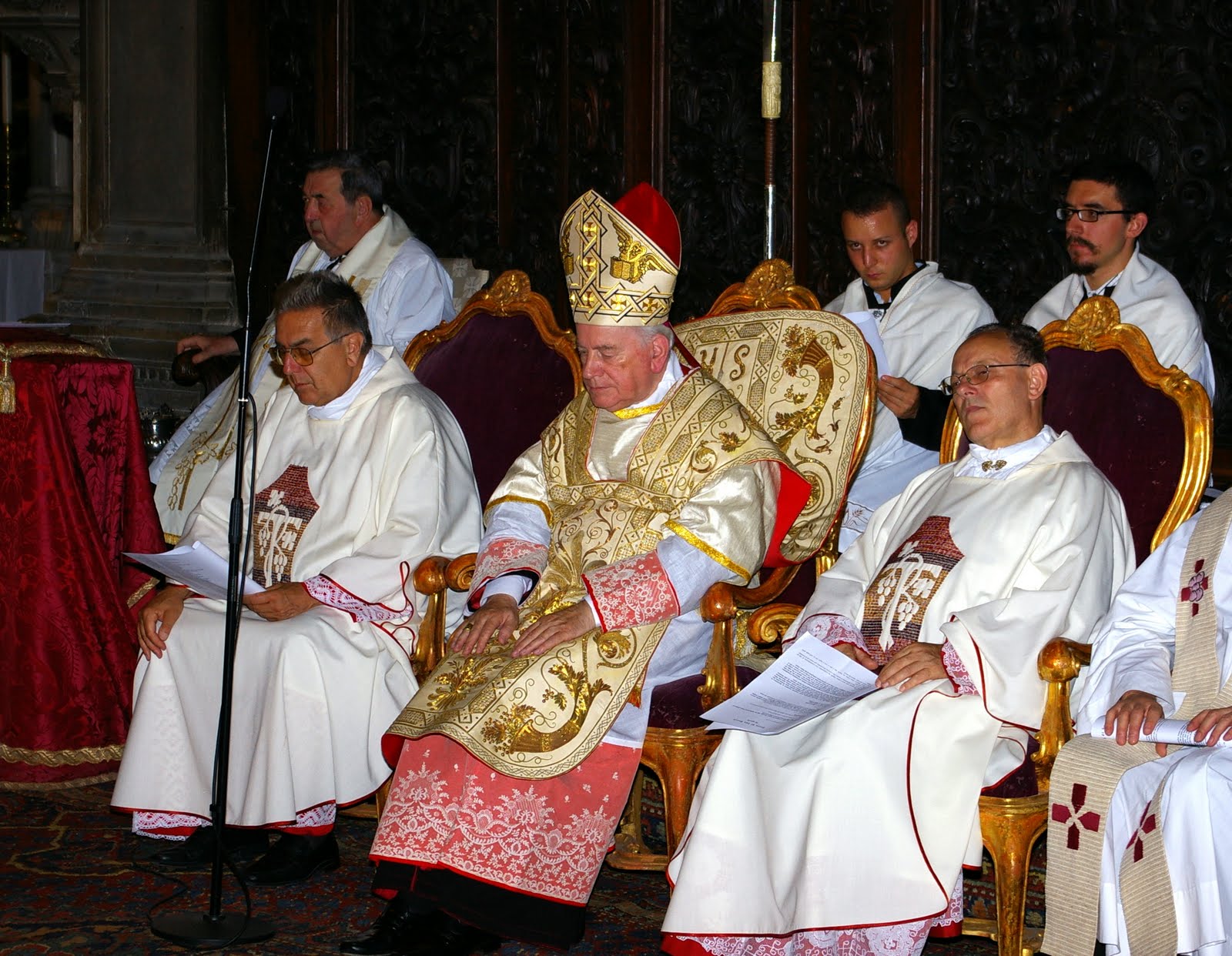 Sacerdoti, riscopriamo insieme l'uso degli ABITI LITURGICI e della ...