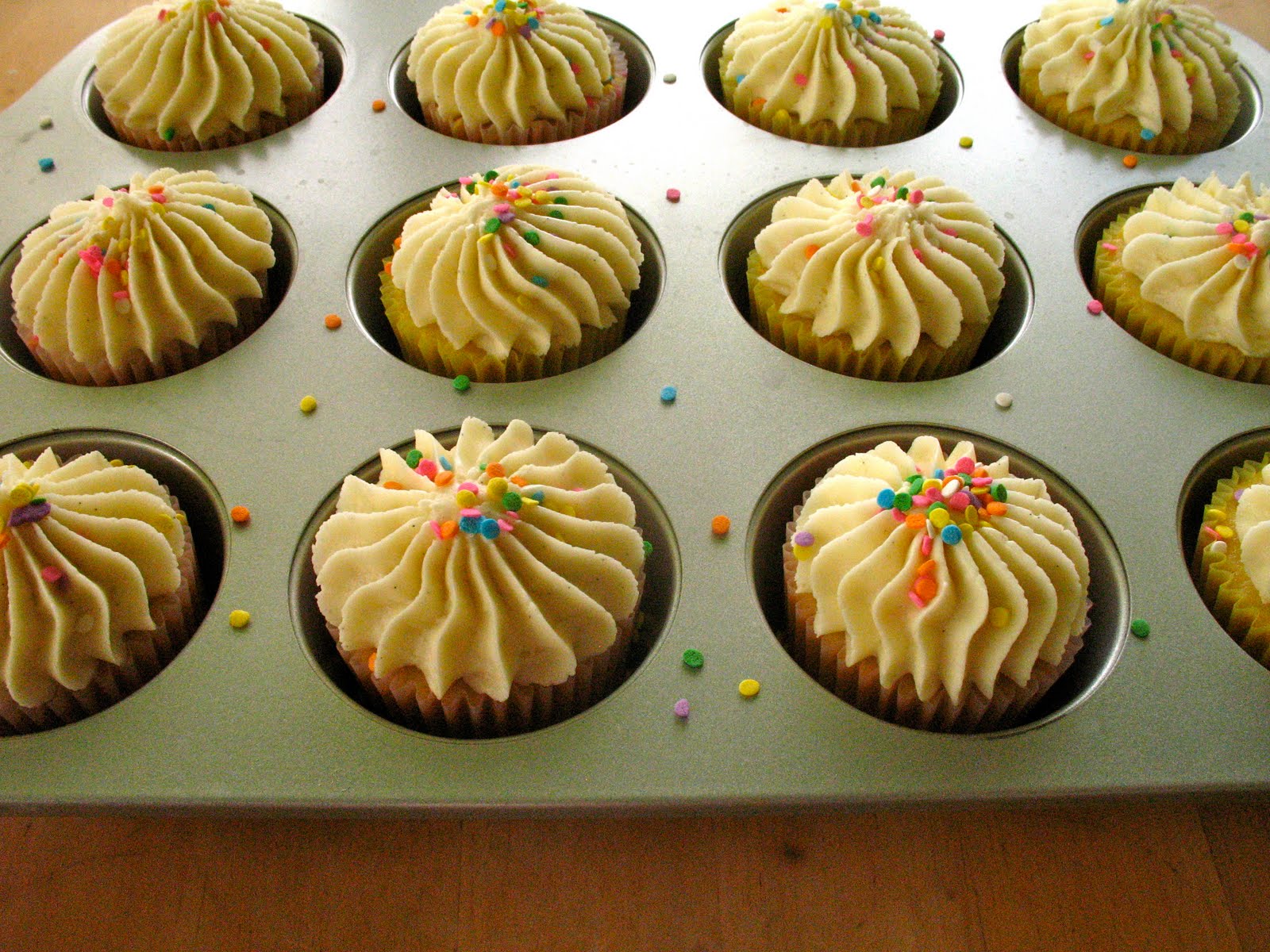 BeachFront Bakery: Very Vanilla Cupcakes
