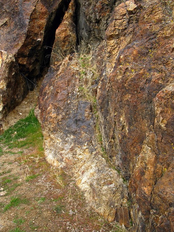 Looking For Detachment: Geology on the Road: Flow-Banded Rhyolite with ...