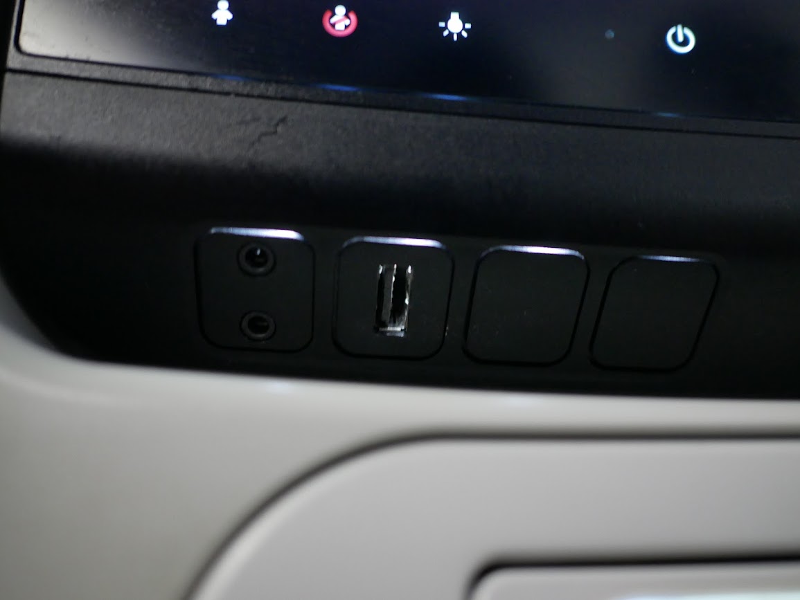 來貘與企鵝的生活日誌: [搭乘紀錄] MU5006 TPE-PVG 台北到上海 印度餐 - 3萬元遊歐洲